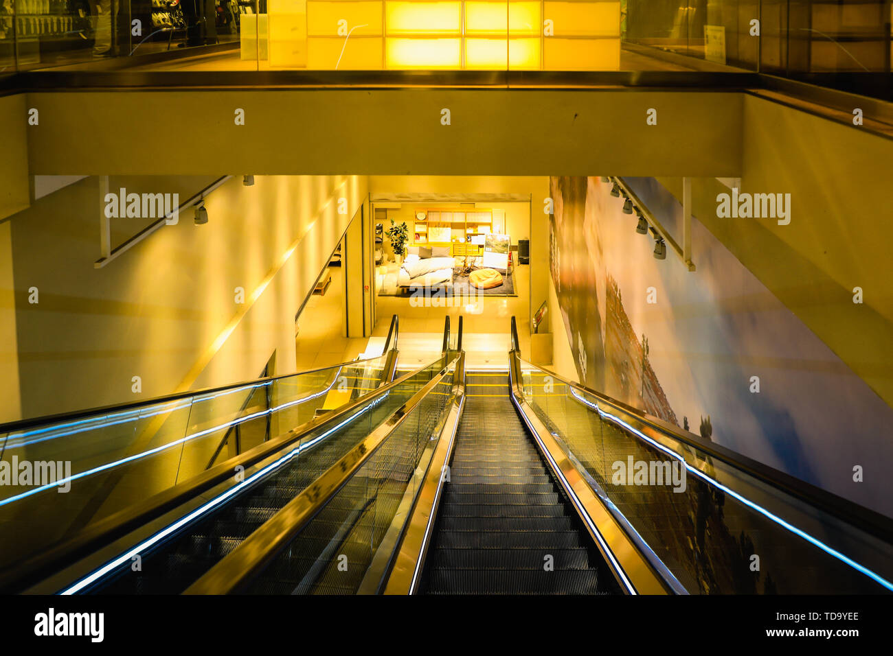 Elevator convergence line, indoor view Stock Photo - Alamy