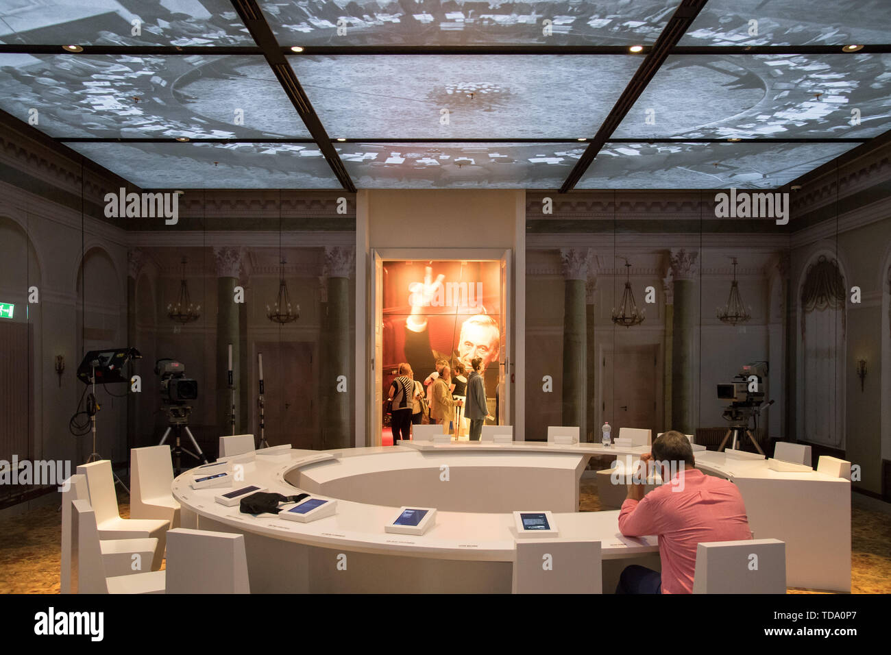 1989 polish round table agreement hi-res stock photography and images ...