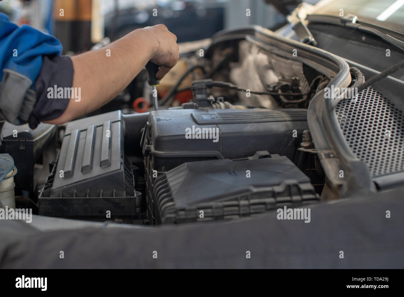 Repairing military vehicles hi-res stock photography and images - Alamy