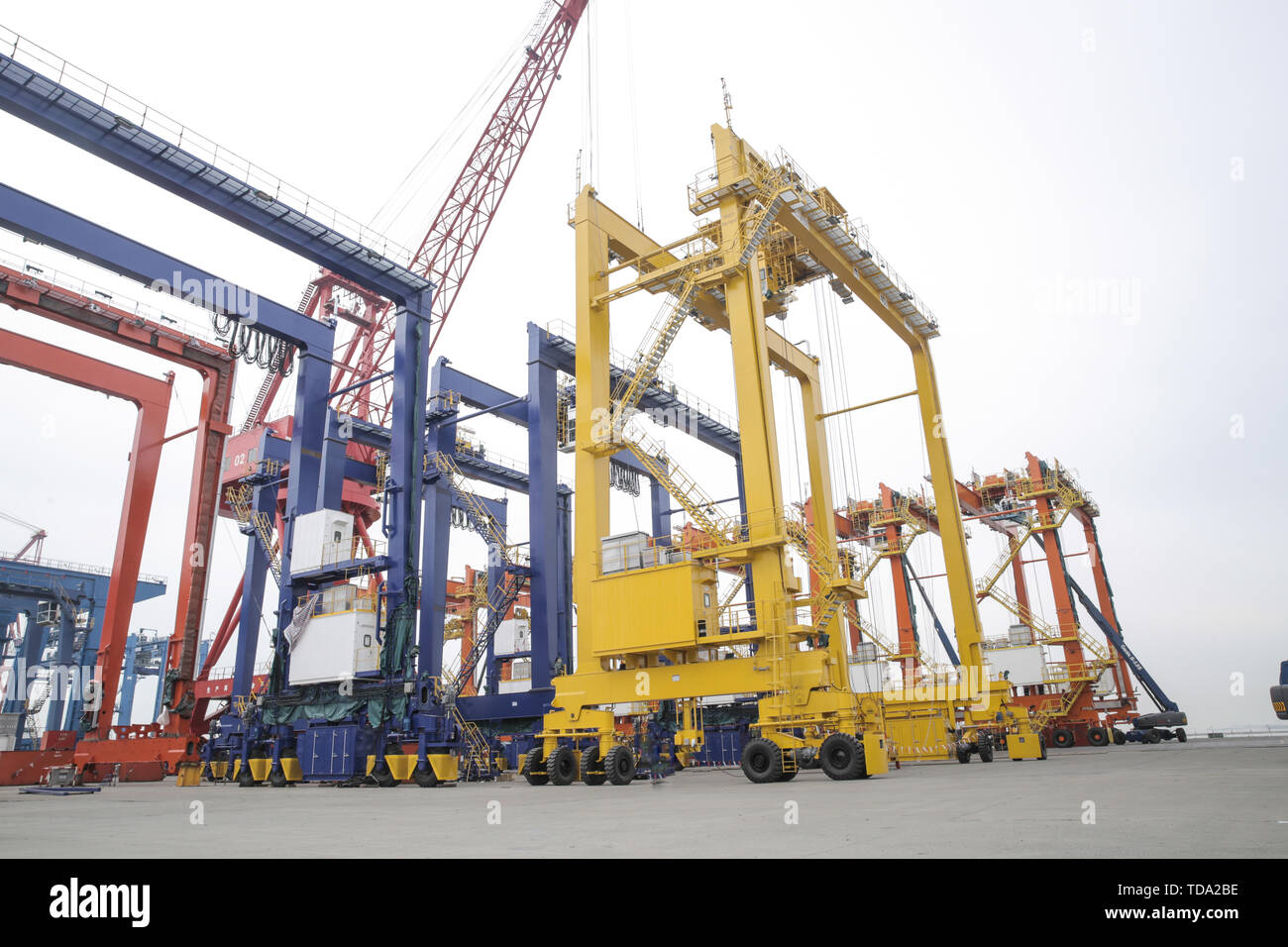 Dragon gate crane track crane Stock Photo - Alamy