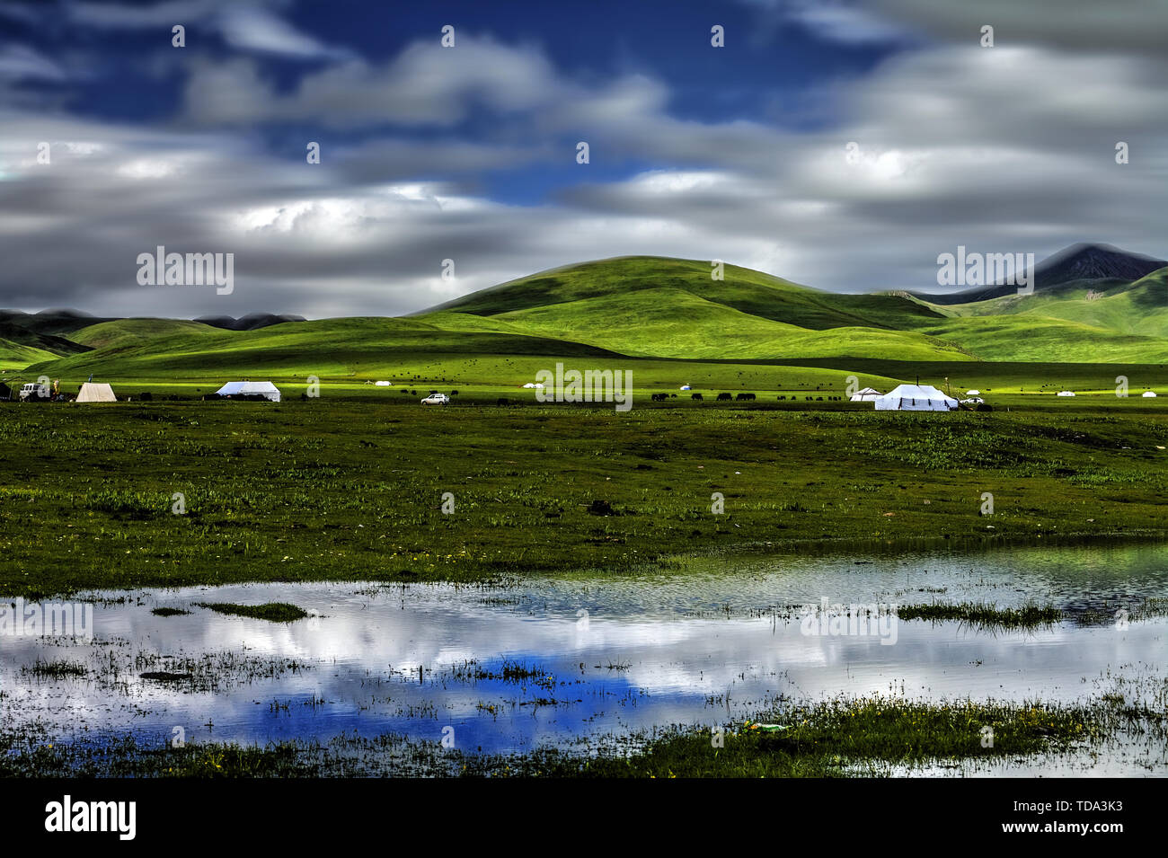 Rural prairie farms and lakes hi-res stock photography and images - Alamy