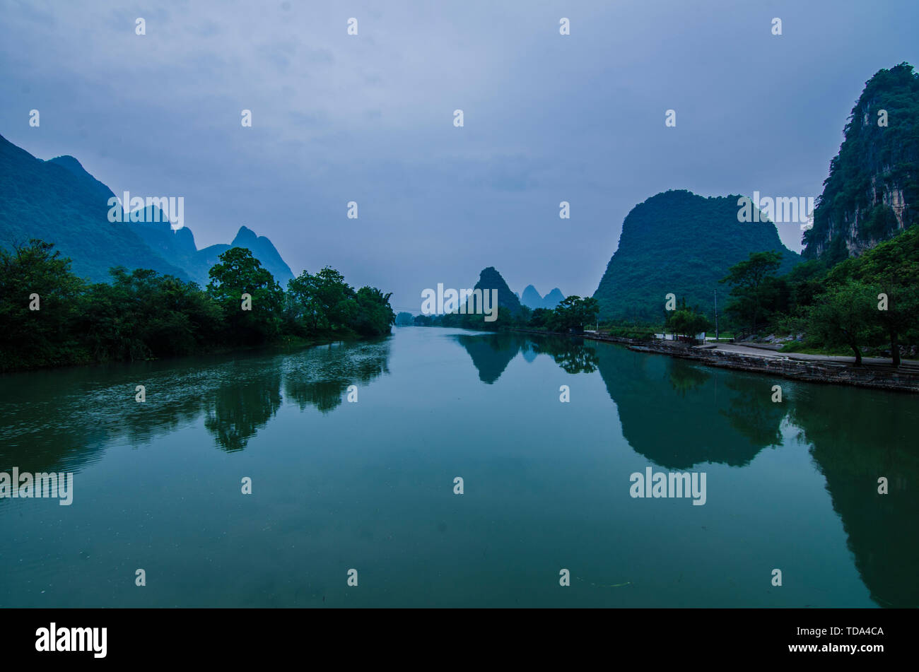 Guilin landscape and yangshuo encounter longhe hi-res stock photography ...