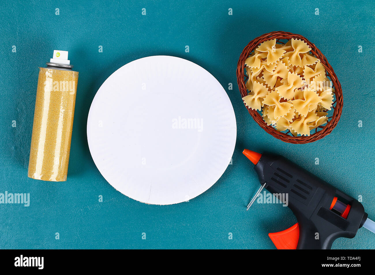 Diy Christmas pasta wreath on blue background. Gift idea, decor ...