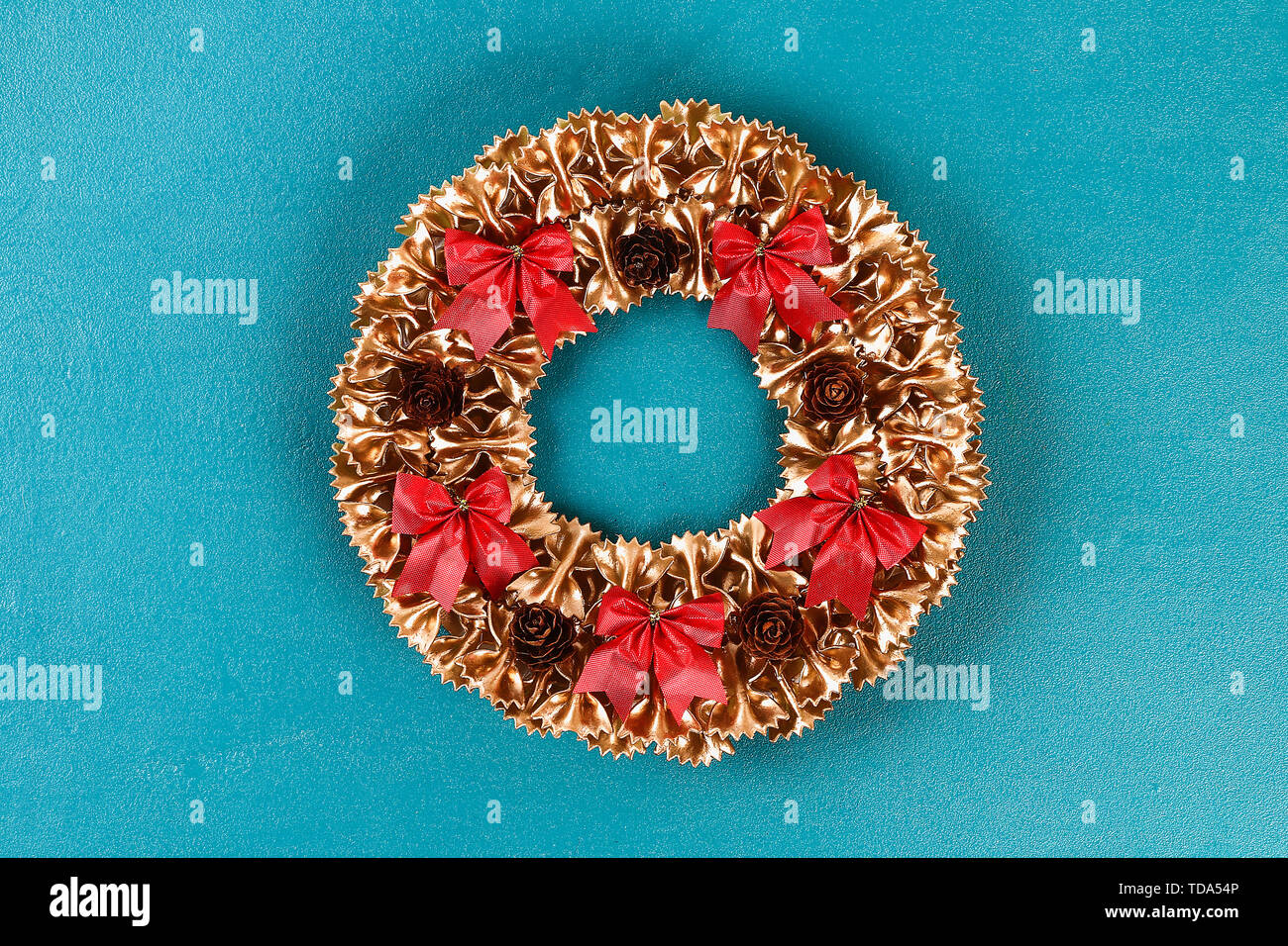 Diy Christmas pasta wreath on blue background. Gift idea, decor ...