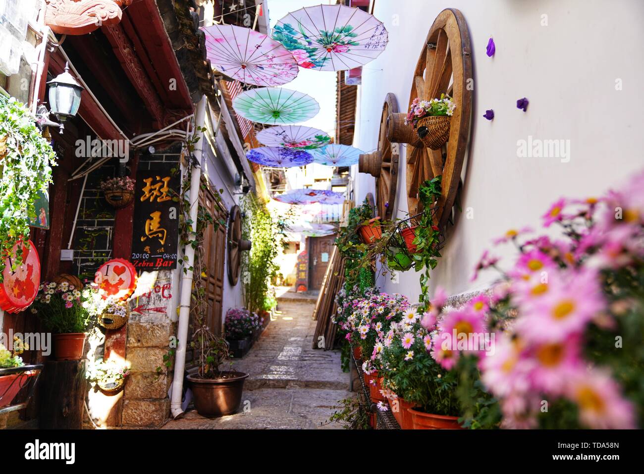 Street view of the ancient city of Lijiang Stock Photo - Alamy