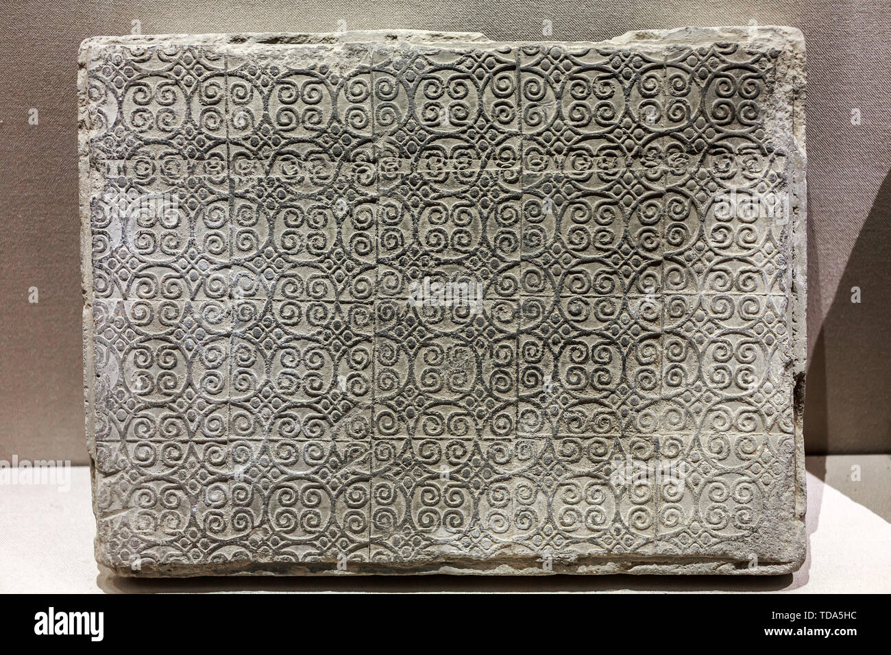 Qingzhou Museum collects floor tiles during the Warring States Period ...