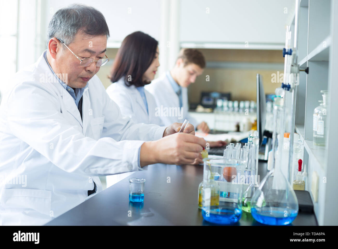 people doing chemical experiment in modern lab Stock Photo - Alamy