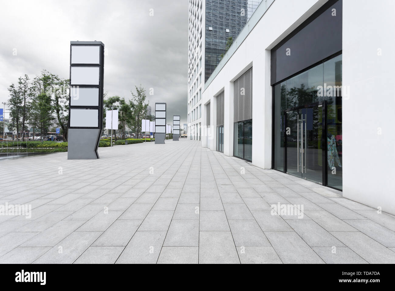 Empty road and building facade Stock Photo - Alamy