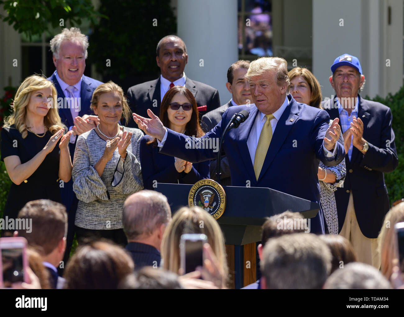 Donald trump singing hi-res stock photography and images - Alamy