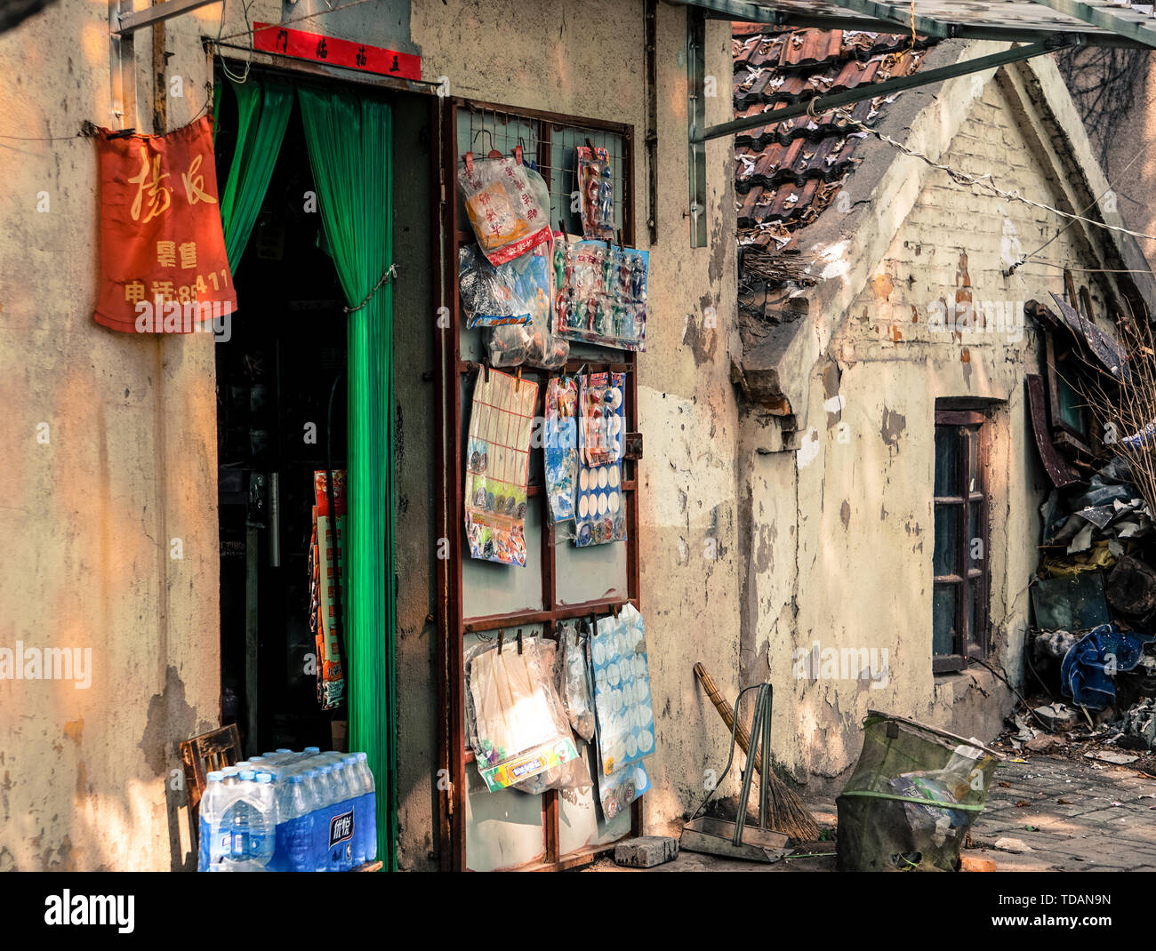 Old house, old shop Stock Photo - Alamy