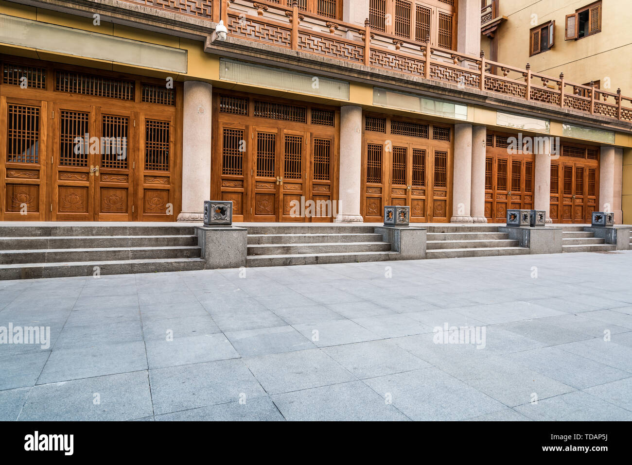Chinese style doors and windows hi-res stock photography and images - Alamy