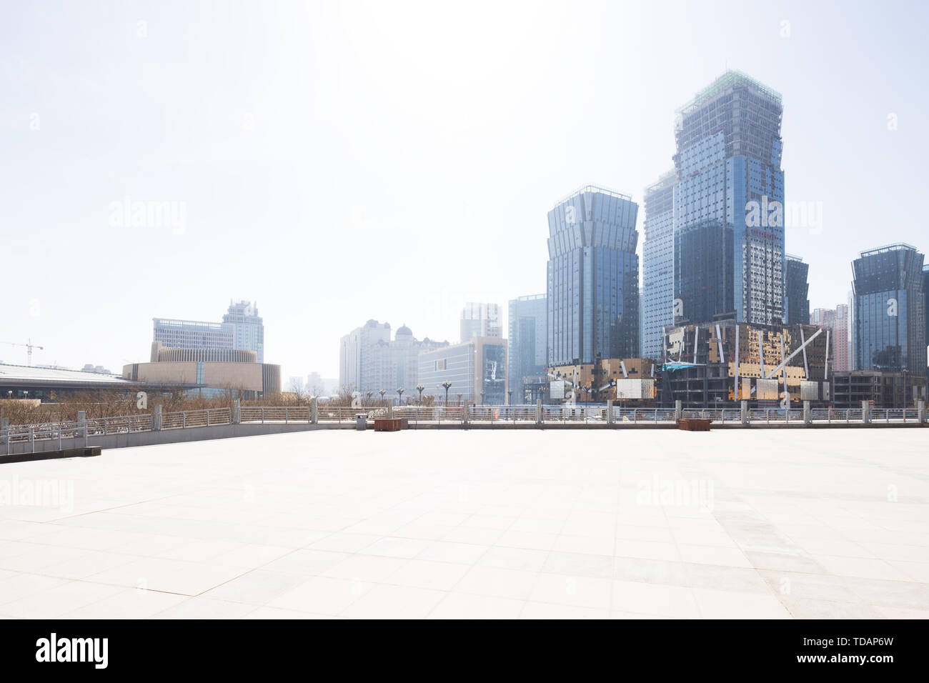 Empty square cityscape skyline hi-res stock photography and images - Alamy