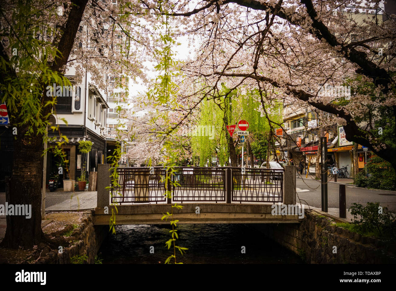 Historic urban street scene in kyoto hi-res stock photography and ...