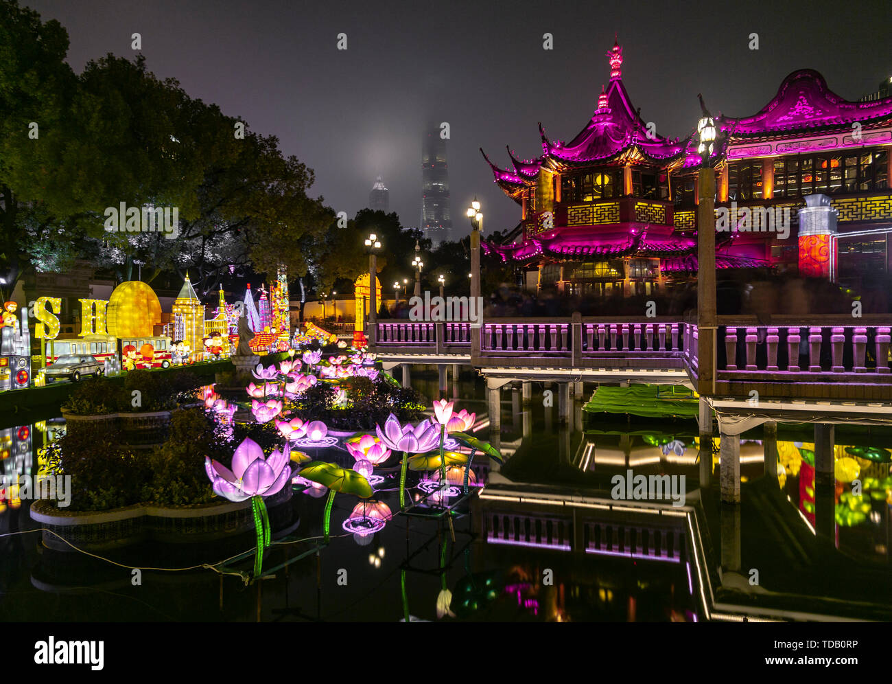 Night view of Yuyuan Garden, Shanghai Stock Photo - Alamy