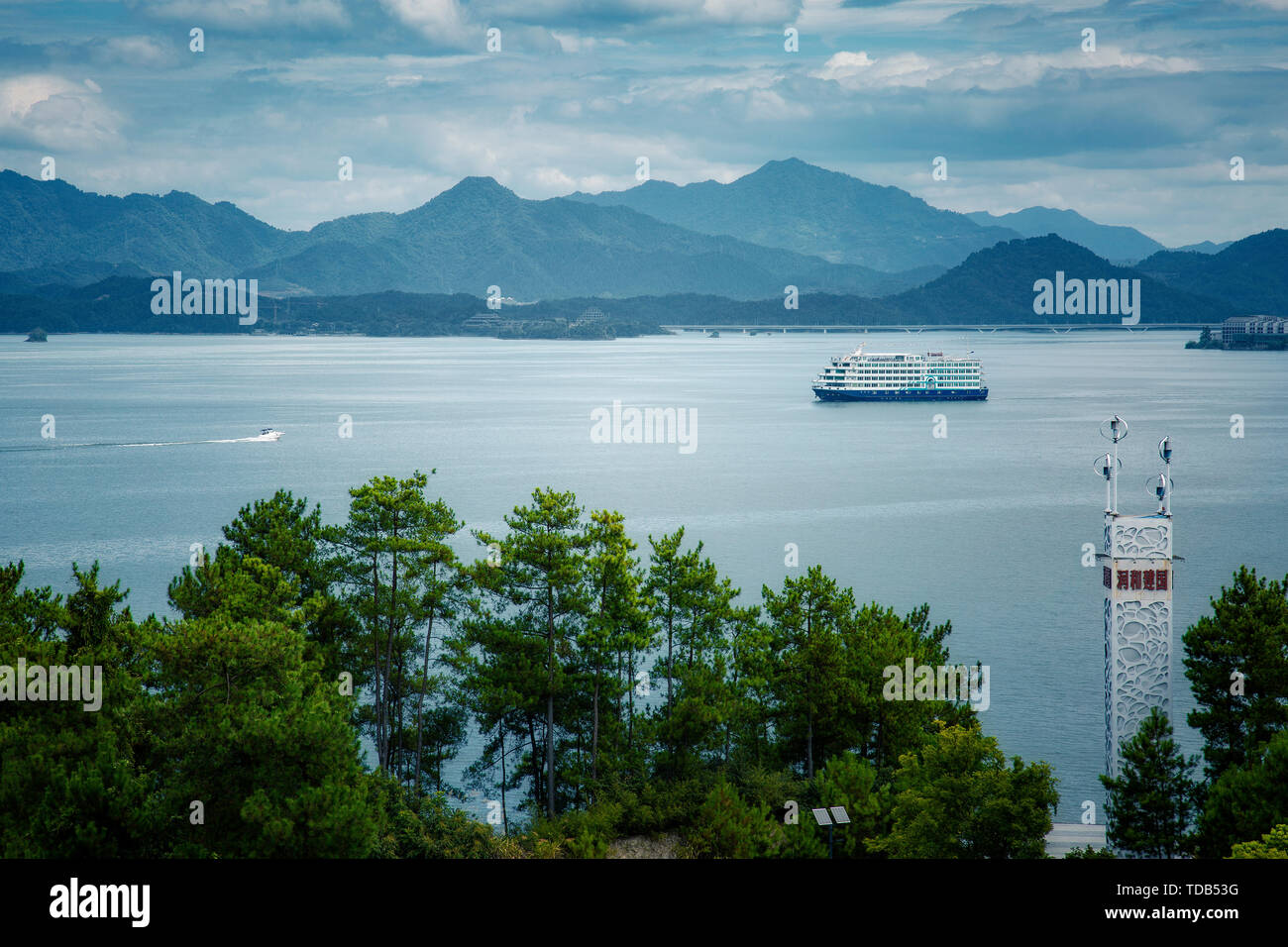 Sky scenery qiandao lake hi-res stock photography and images - Alamy