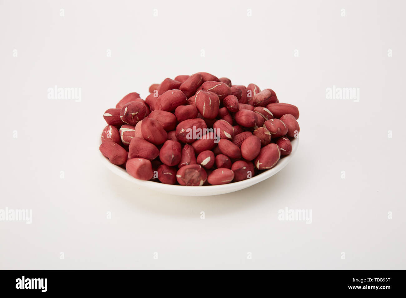 Red skin peanuts hi-res stock photography and images - Alamy