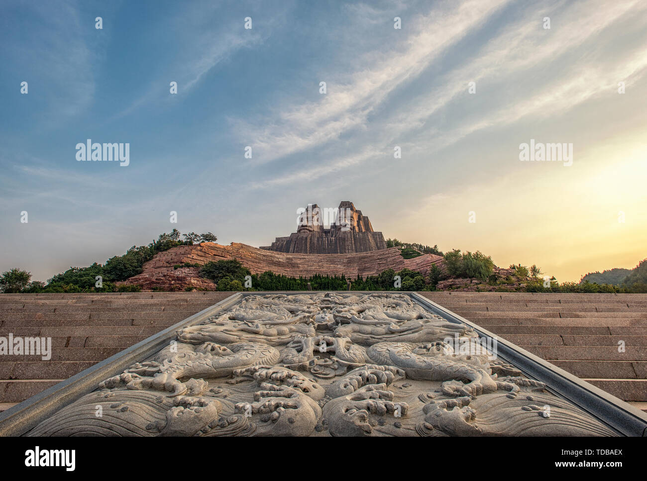 Statue of the Second Emperor Yan Huang, Yellow River Tour Area ...