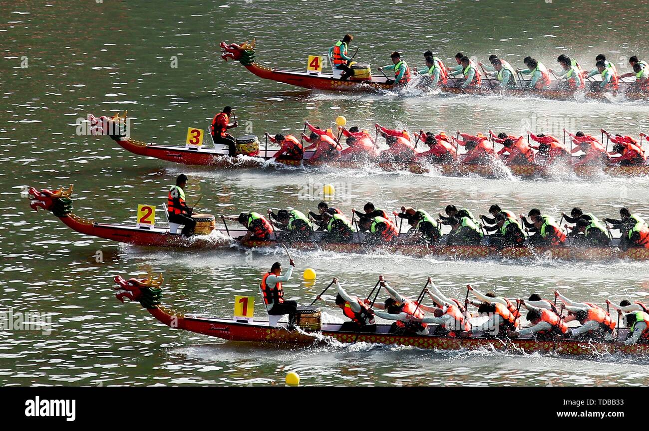 Dragon boat race Stock Photo - Alamy