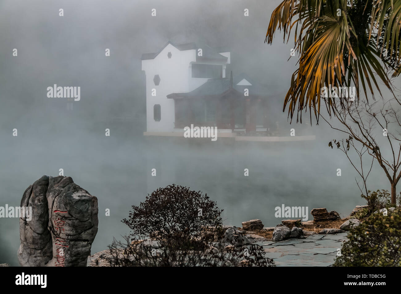 Nanjing Pearl Spring winter morning fog, looming, like a wonderland on ...