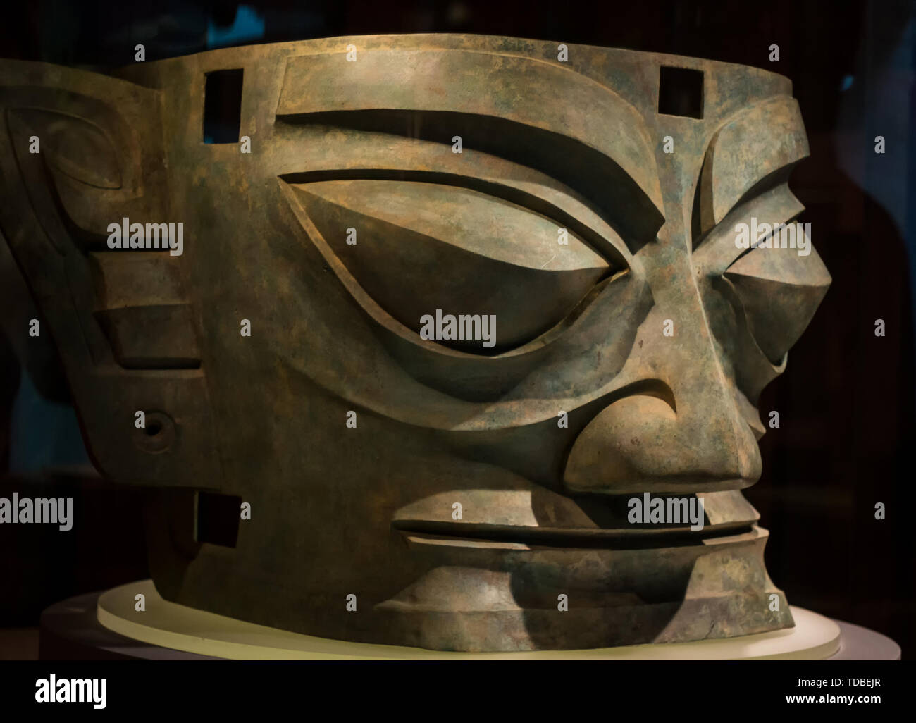 Bronze Man Mask, Sanxingdui Museum, Sichuan Stock Photo - Alamy