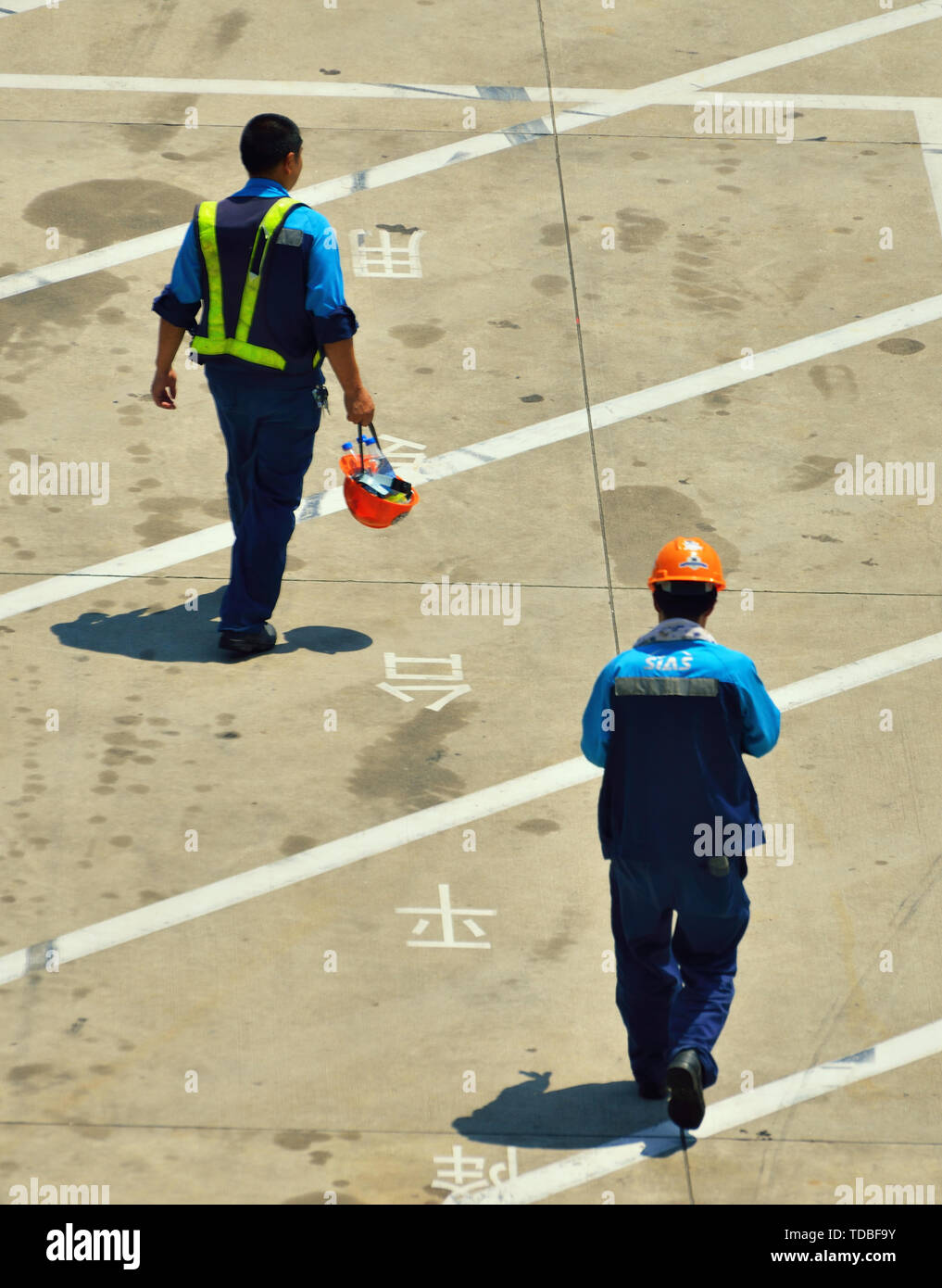 Airport ground crew working in the scorching sun Stock Photo - Alamy