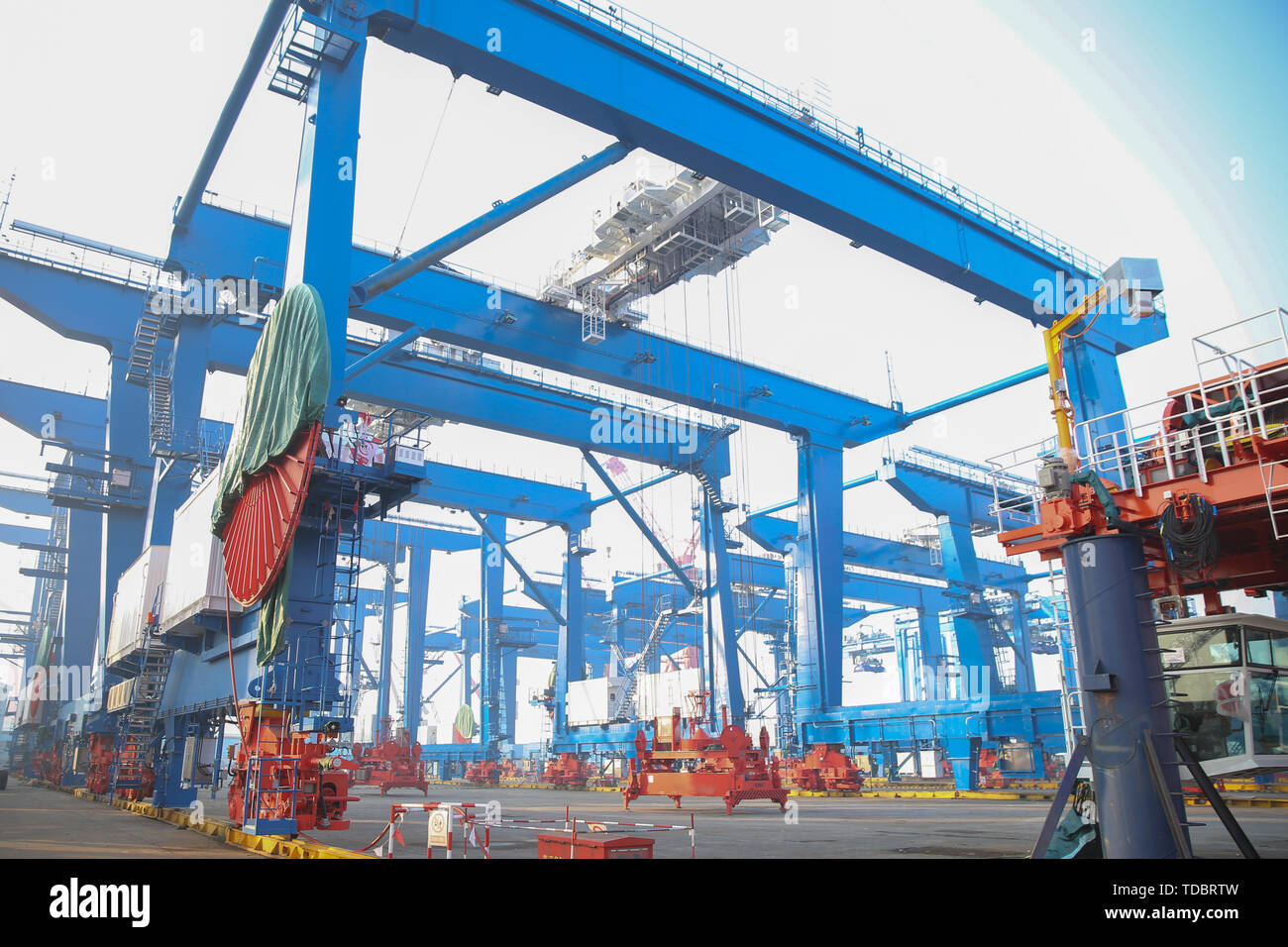 Dragon gate crane track crane Stock Photo - Alamy
