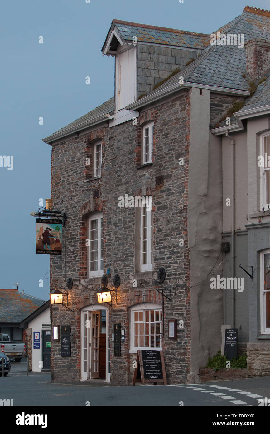 The old custom house padstow hi-res stock photography and images - Alamy