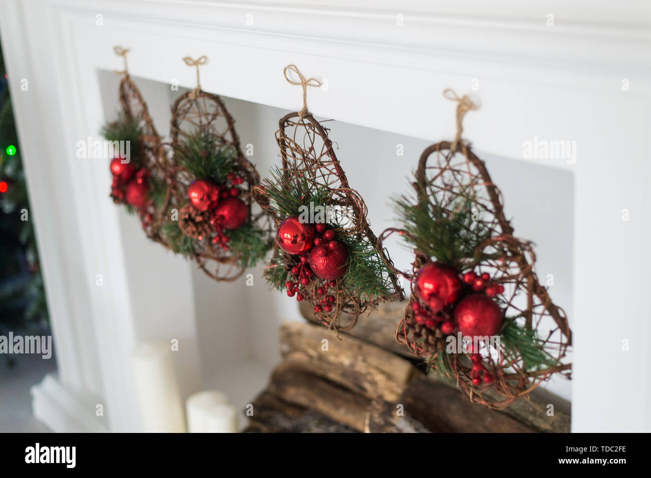 White christmas decor fireplace hi-res stock photography and images - Alamy