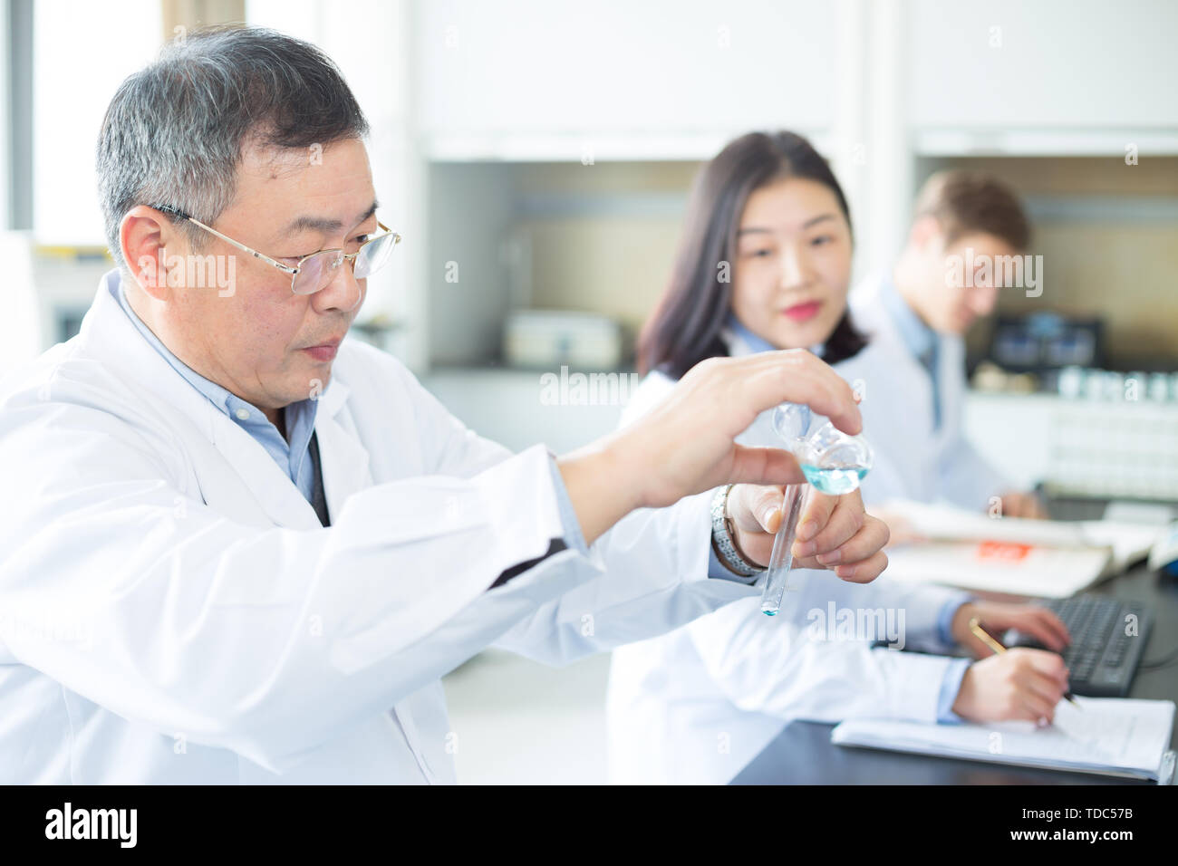 people doing chemical experiment in modern lab Stock Photo - Alamy