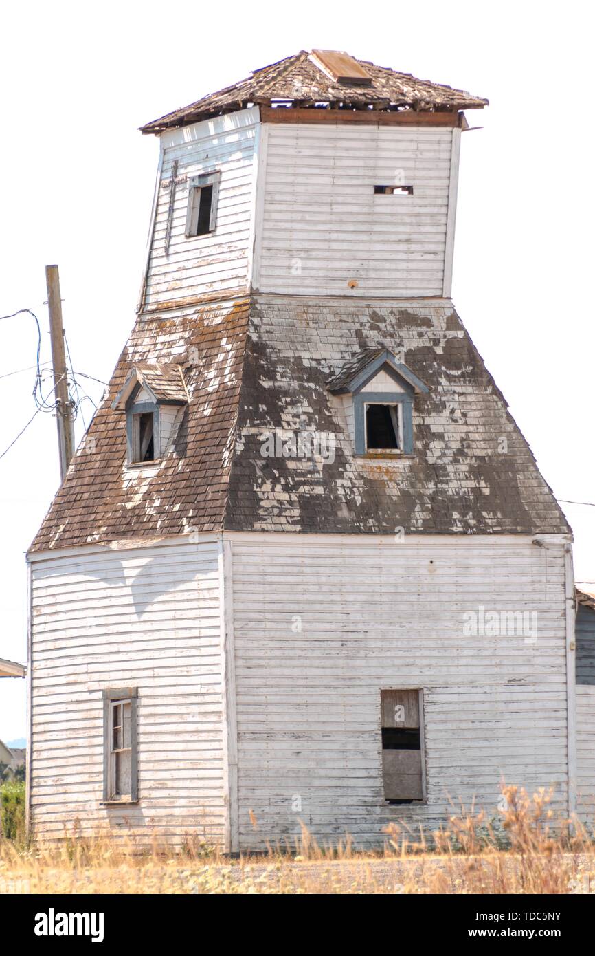 Hand built hut hi-res stock photography and images - Alamy