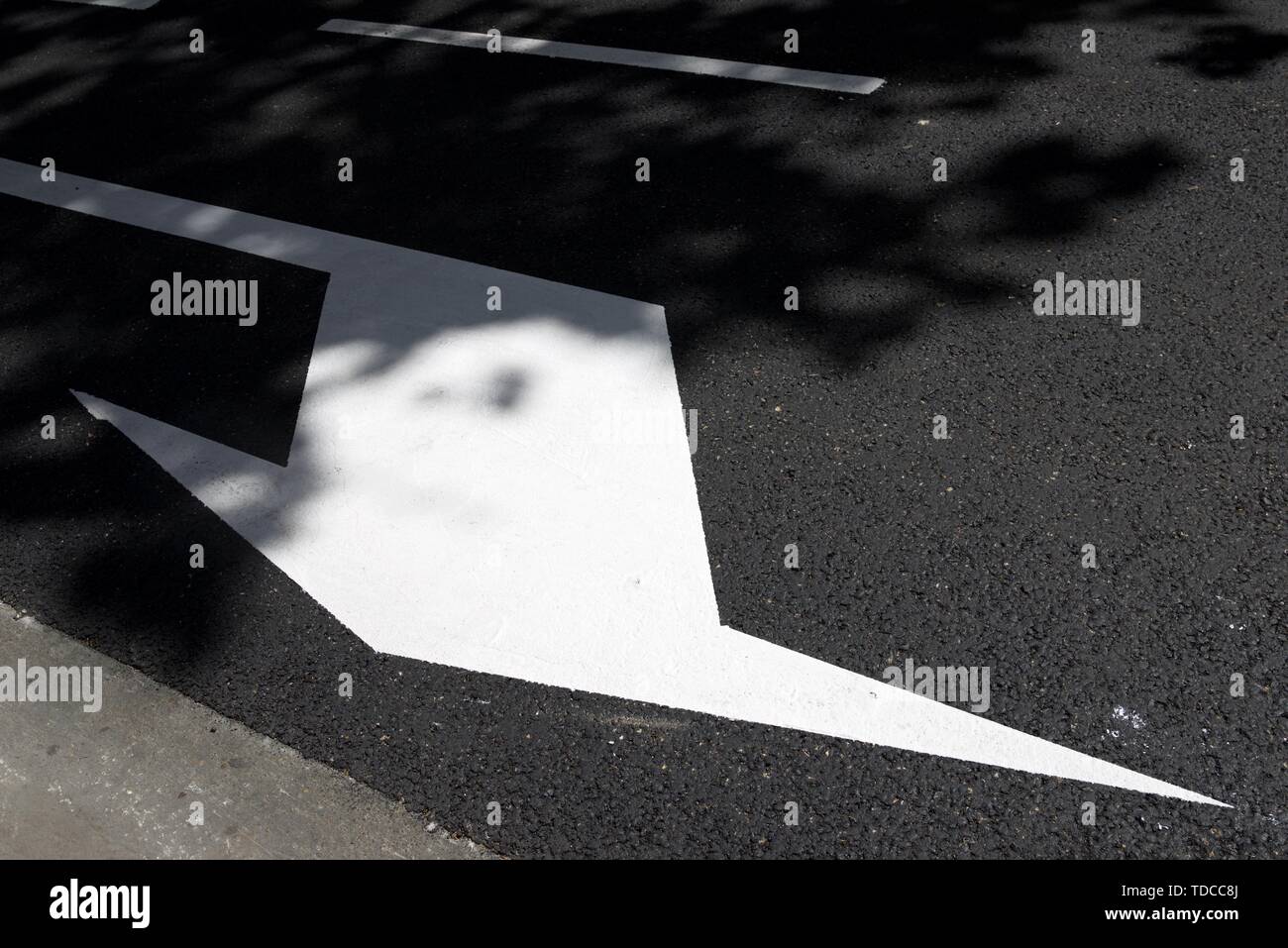 Single arrow directional sign on the floor Stock Photo - Alamy