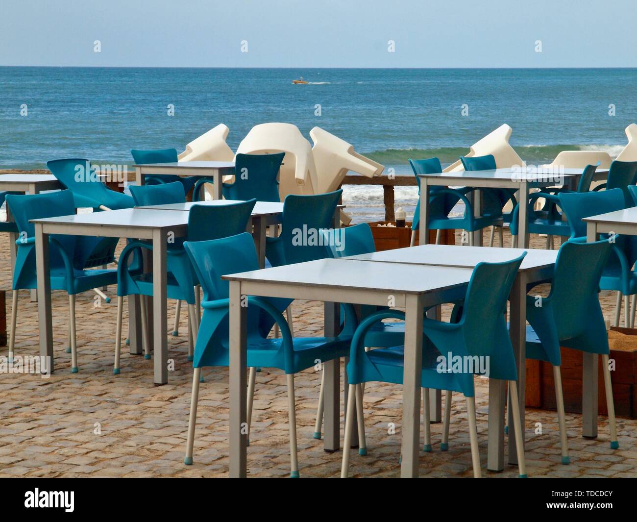 chairs and tables at a beach restaurant Stock Photo - Alamy