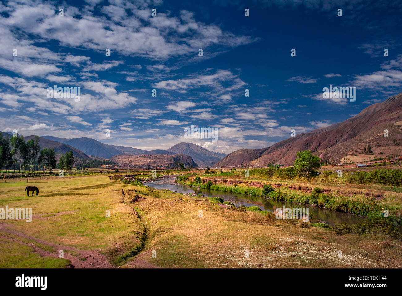 Scenery with mountains and rivers hi-res stock photography and images ...