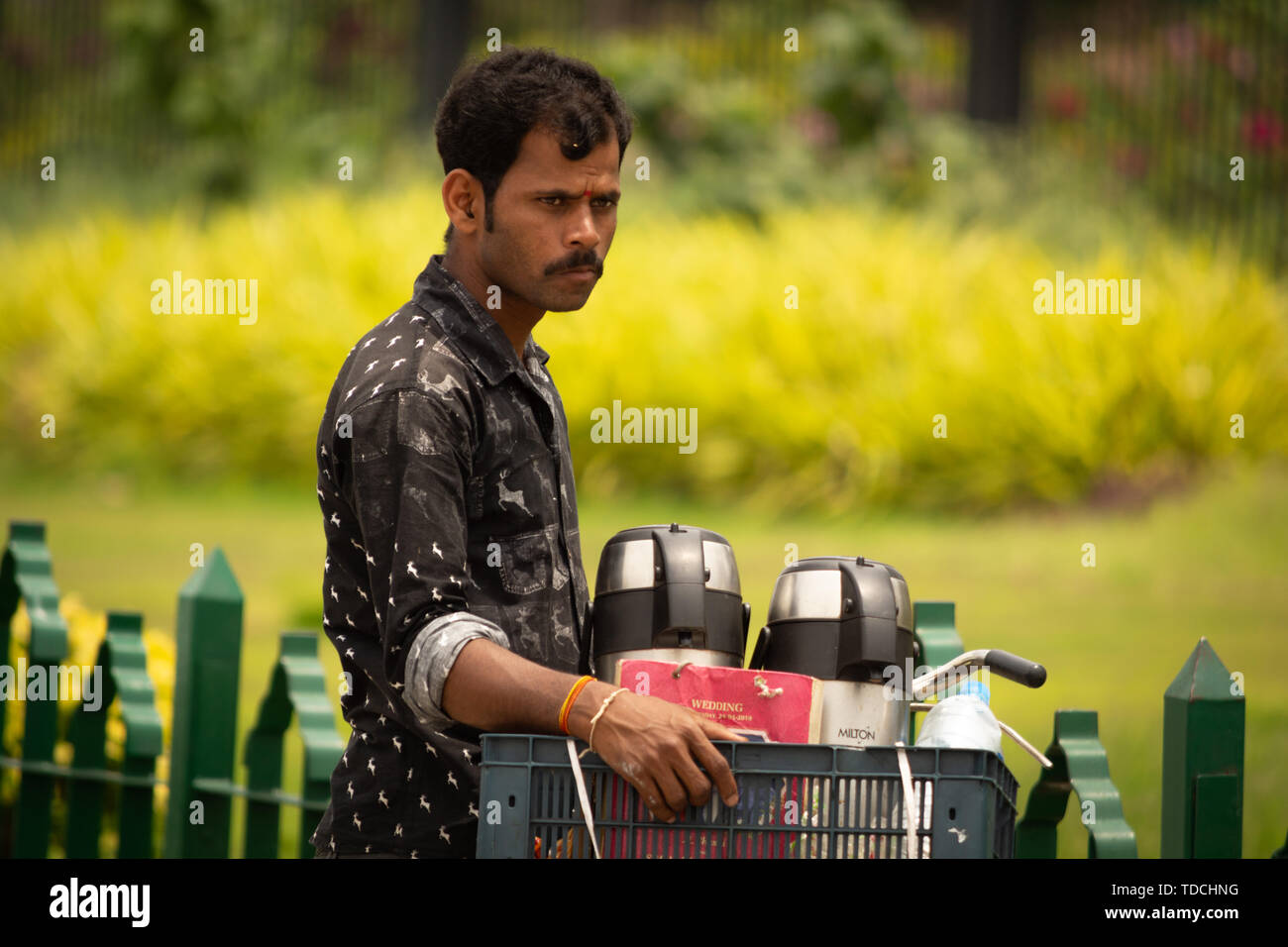 India tea vendor hi-res stock photography and images - Alamy