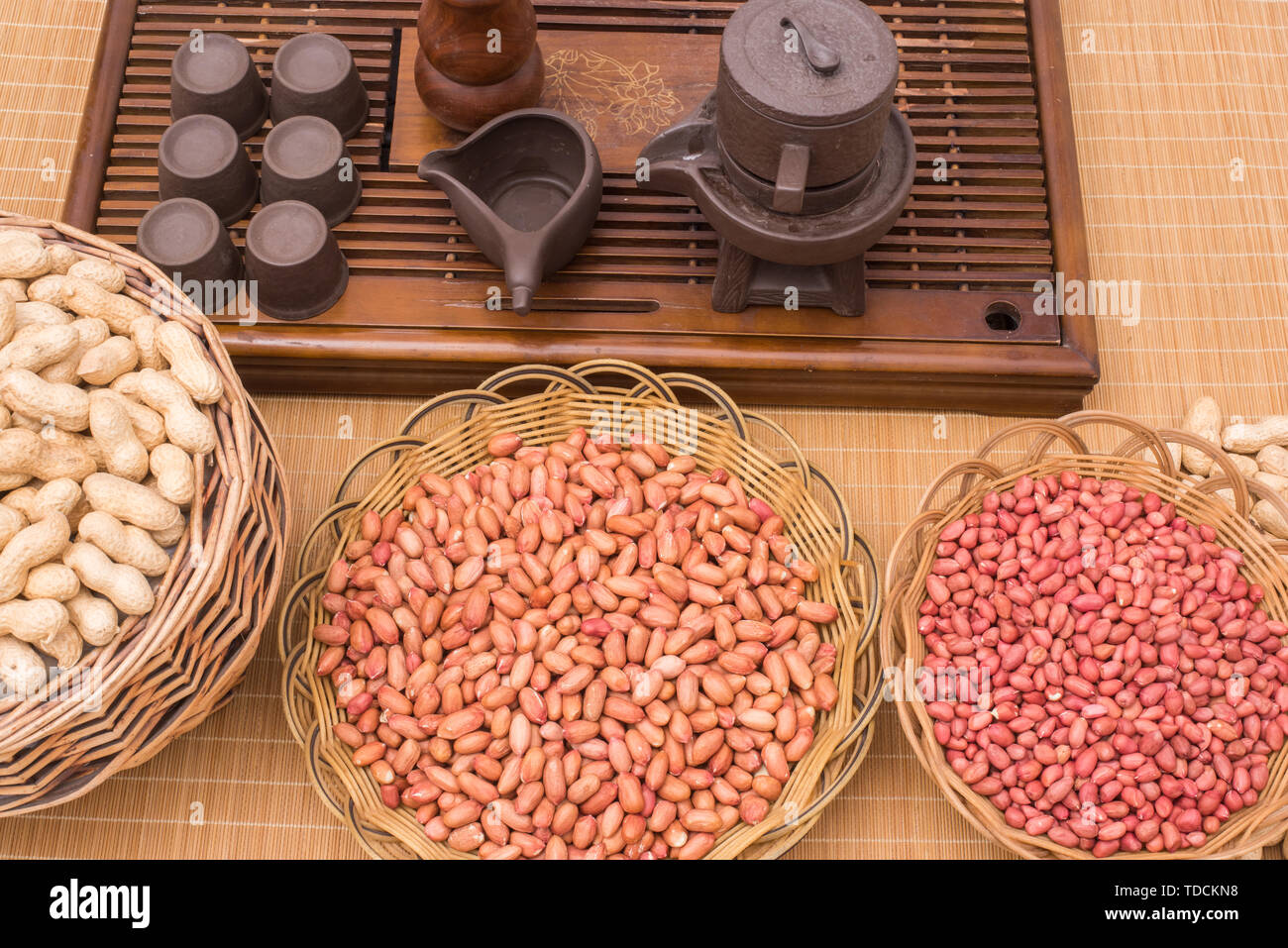 Red skinned peanuts hi-res stock photography and images - Alamy