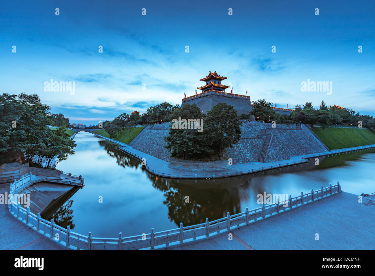 Scenery of the corner tower of Yongning Gate, the city wall of Xi'an ...