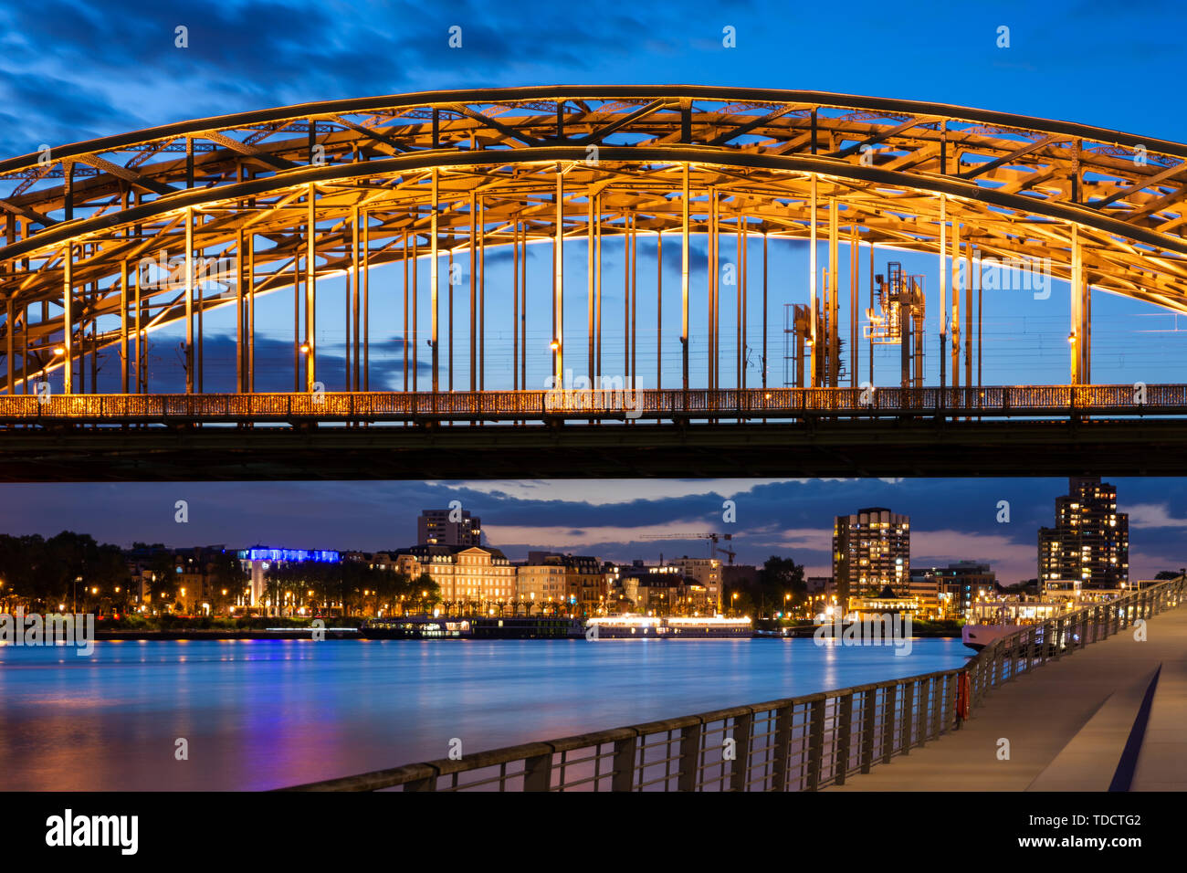 Night at the illuminated Hohenzollern Bridge in Cologne Stock Photo - Alamy