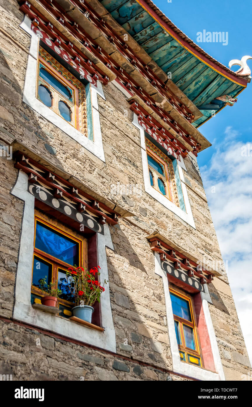 Tibetan folk houses hi-res stock photography and images - Alamy