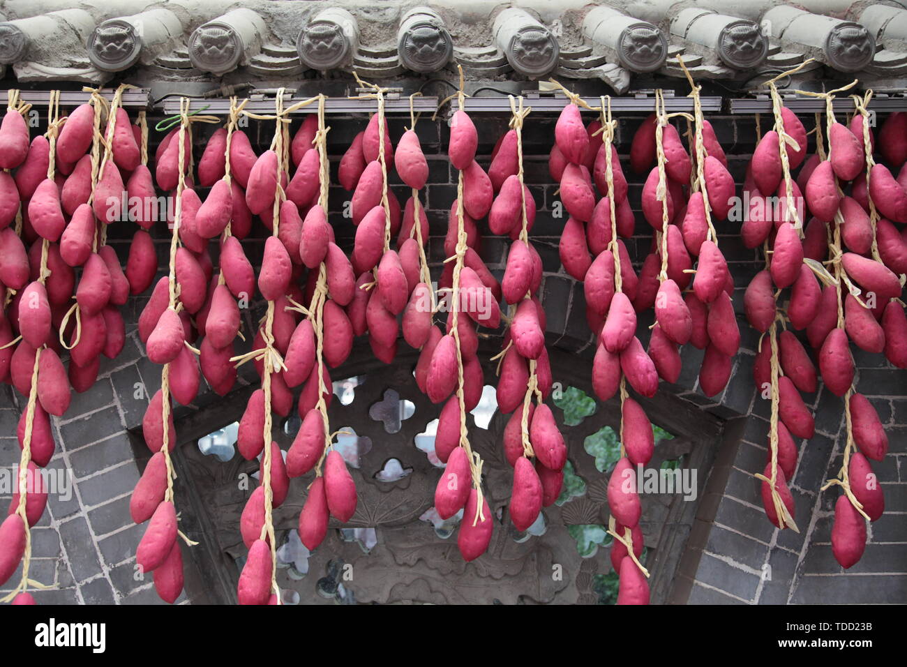Hanging sweet potato hi-res stock photography and images - Alamy