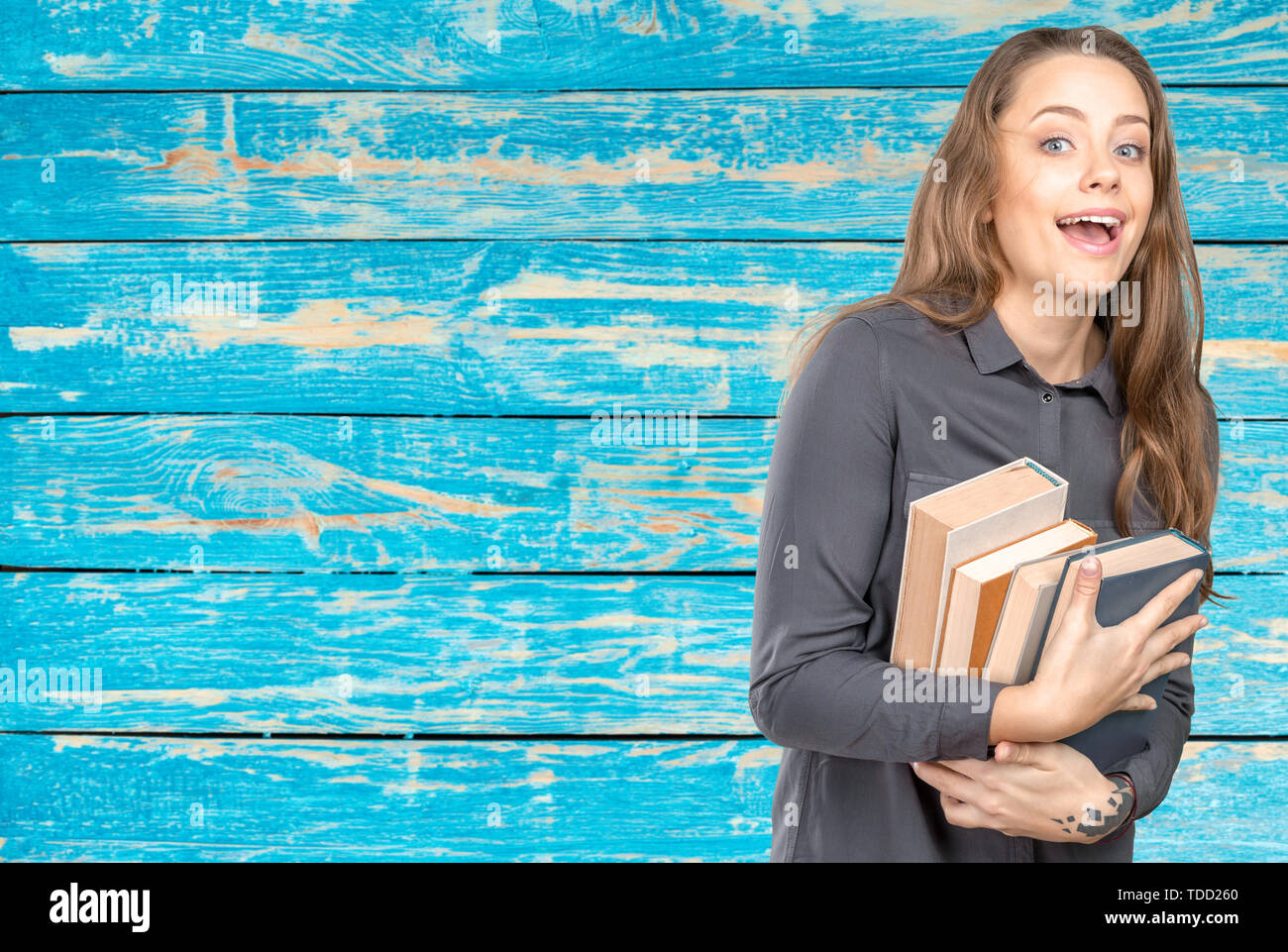 woman hand holding a book Stock Photo - Alamy