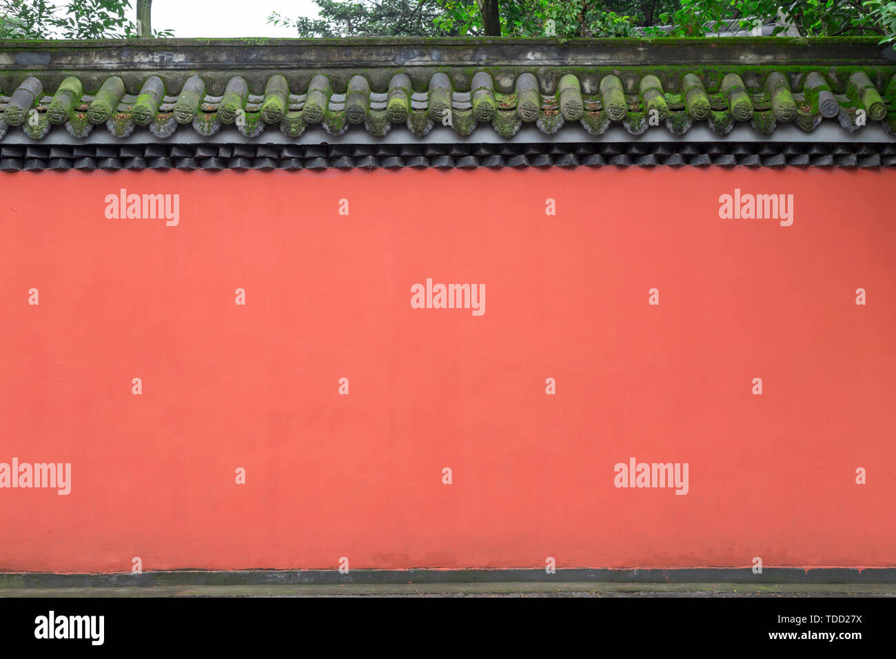 Red wall Chinese architecture Stock Photo - Alamy