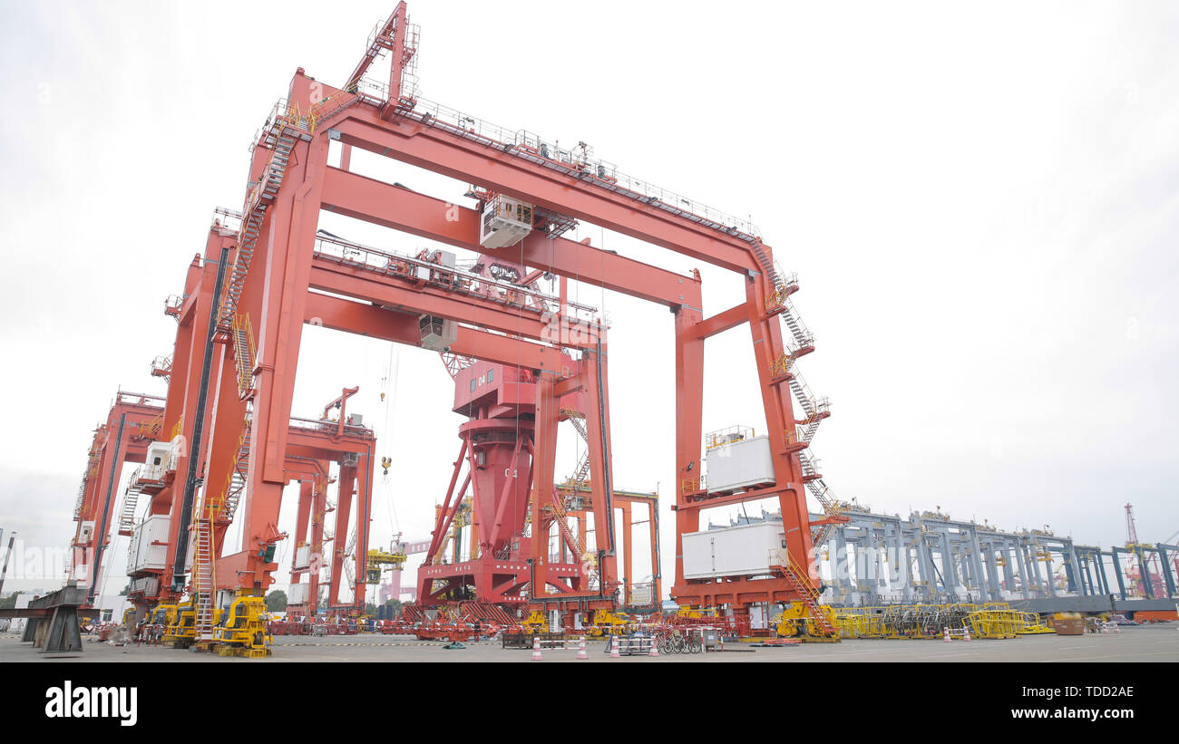 Dragon gate crane track crane Stock Photo - Alamy