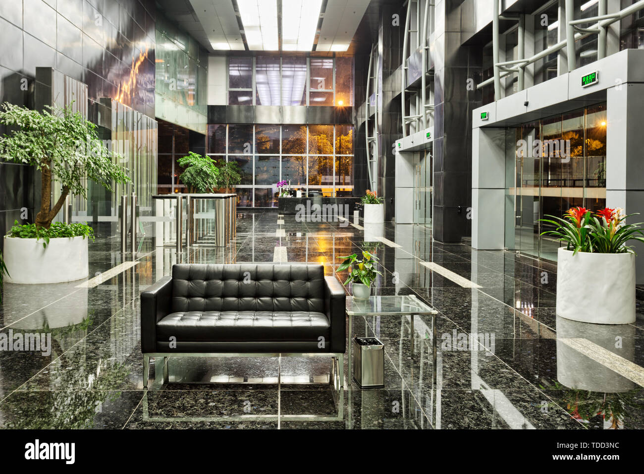 Modern office building Stock Photo - Alamy