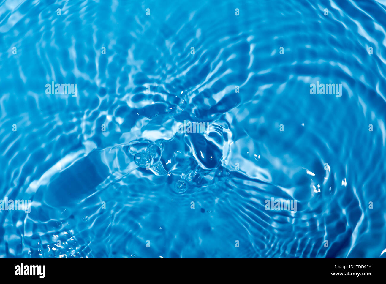 Crystal clear blue ocean splashes hi-res stock photography and images ...