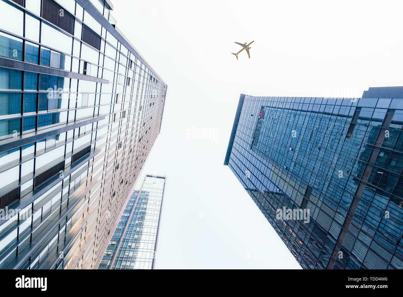Low flying planes over buildings hi-res stock photography and images ...