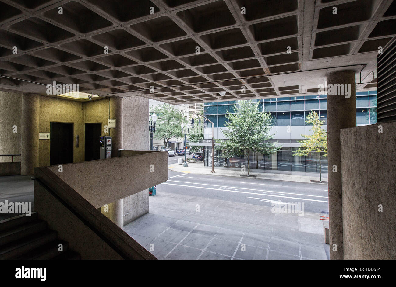 Portland garage hi-res stock photography and images - Alamy