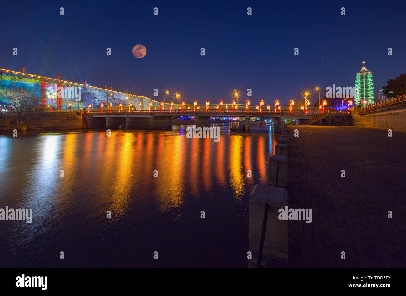 Nanjing zhonghua gate and qinhuai river da huen temple hi-res stock ...