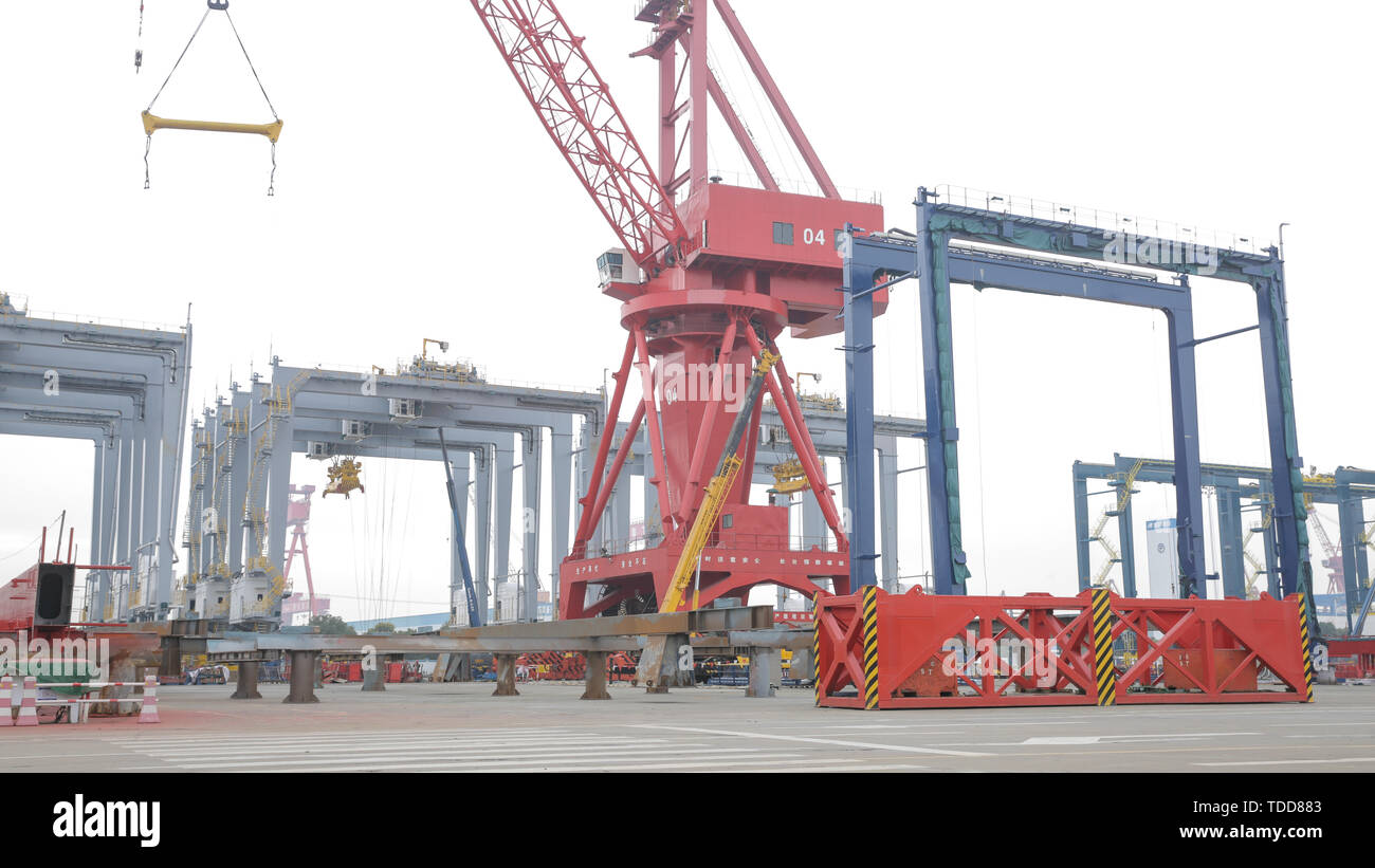 Crane lifting gate hi-res stock photography and images - Alamy