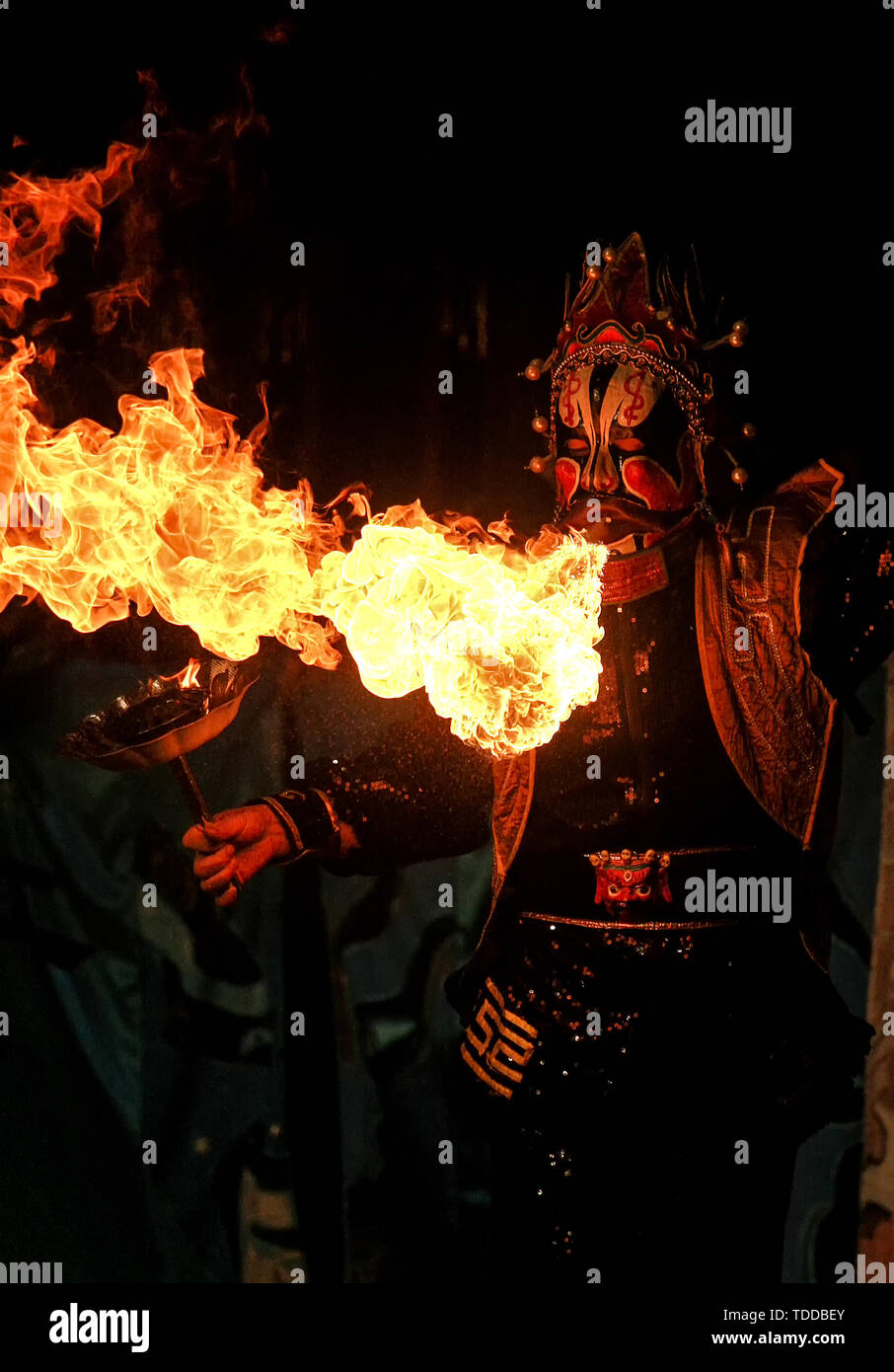 Sichuan opera face-changing performance Stock Photo - Alamy