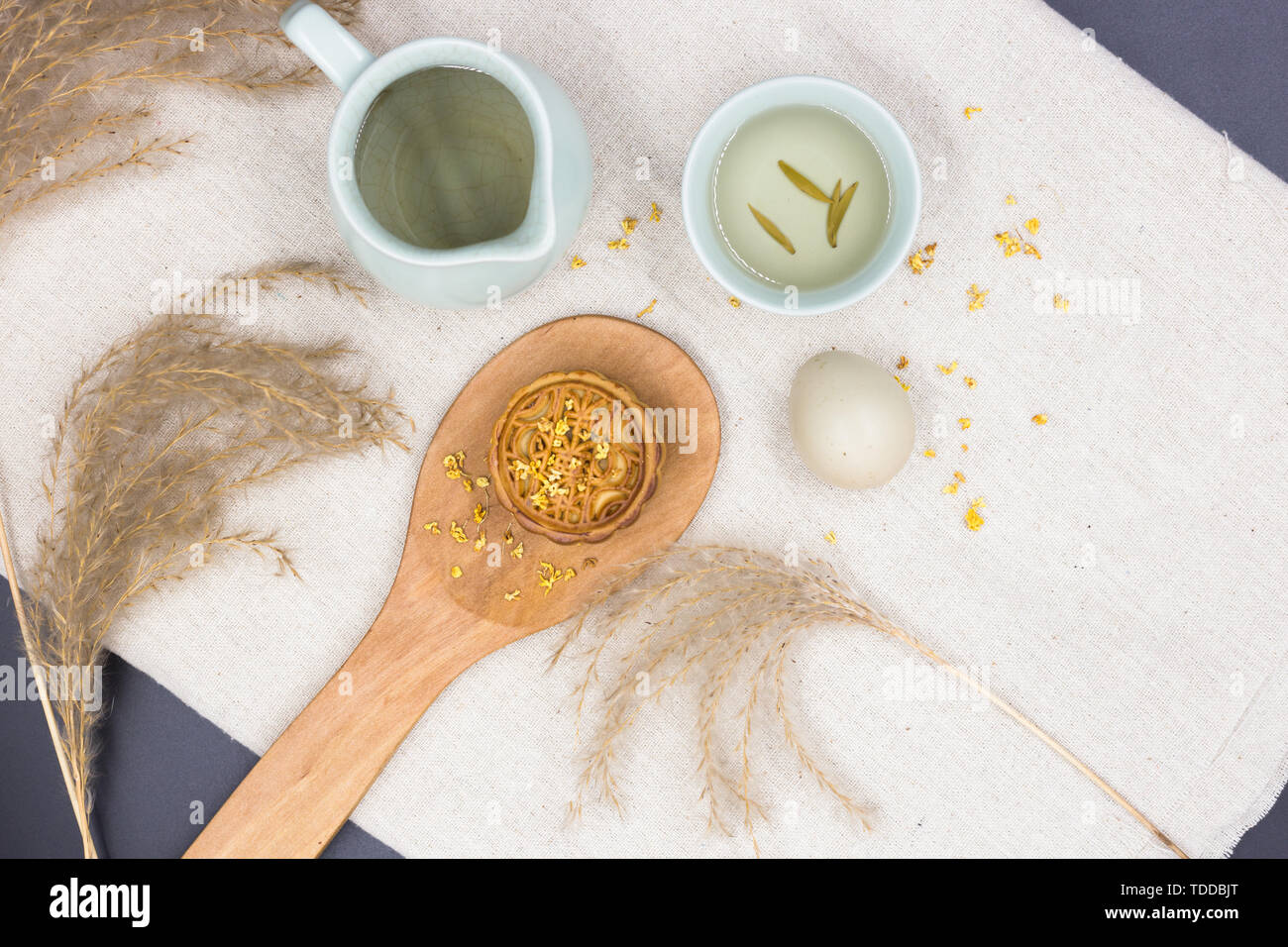 Mid autumn festival chinese culture and tea hi-res stock photography ...